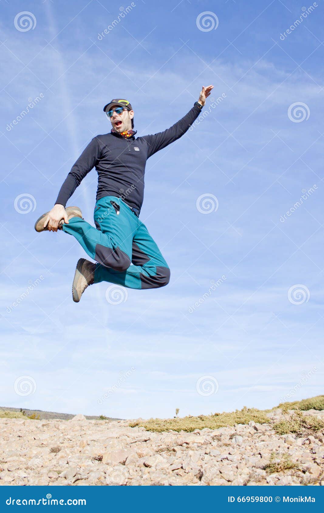 Erfolgreicher Mann, Der in Einen Berg Springt Stockfoto - Bild von ...