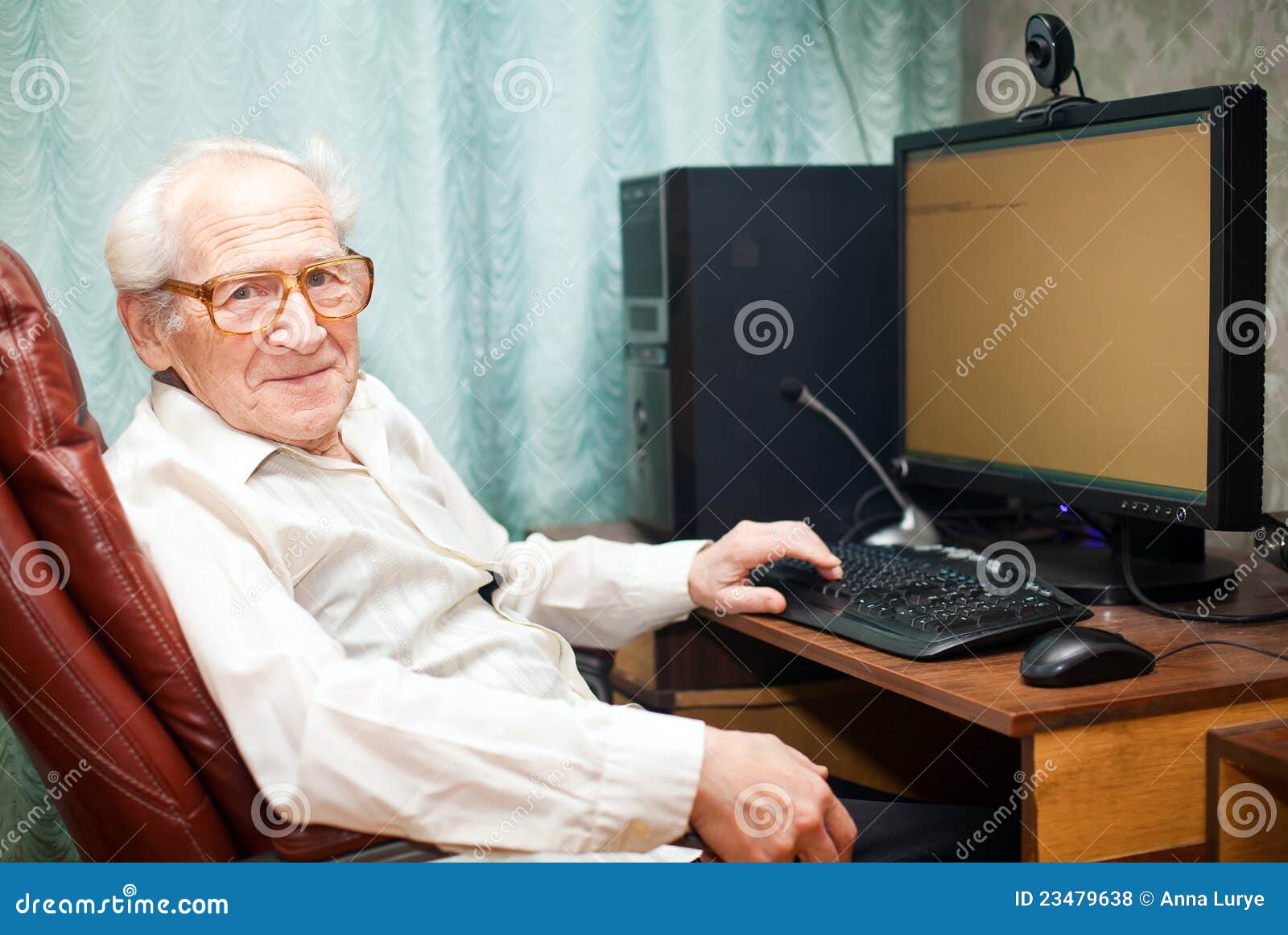 Erfreuter Alter Mann Nahe Computer Stockfoto - Bild von forschung ...