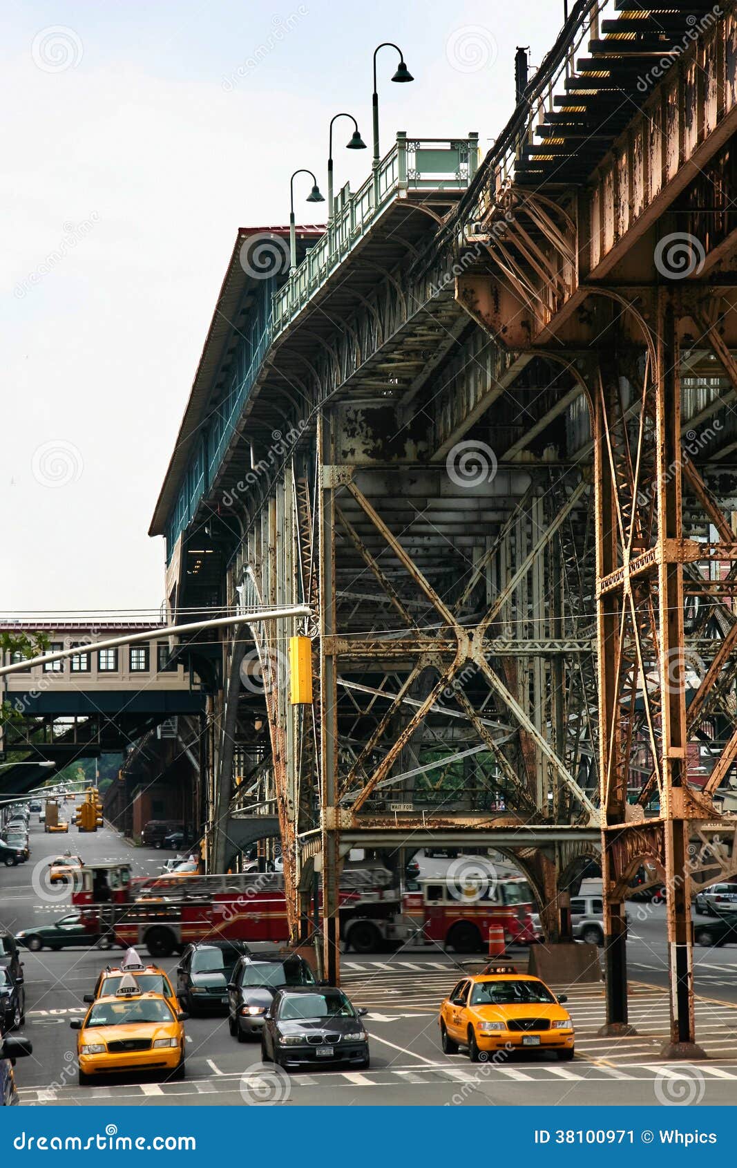 Erhöhte Bahngleise redaktionelles foto. Bild von metro - 38100971