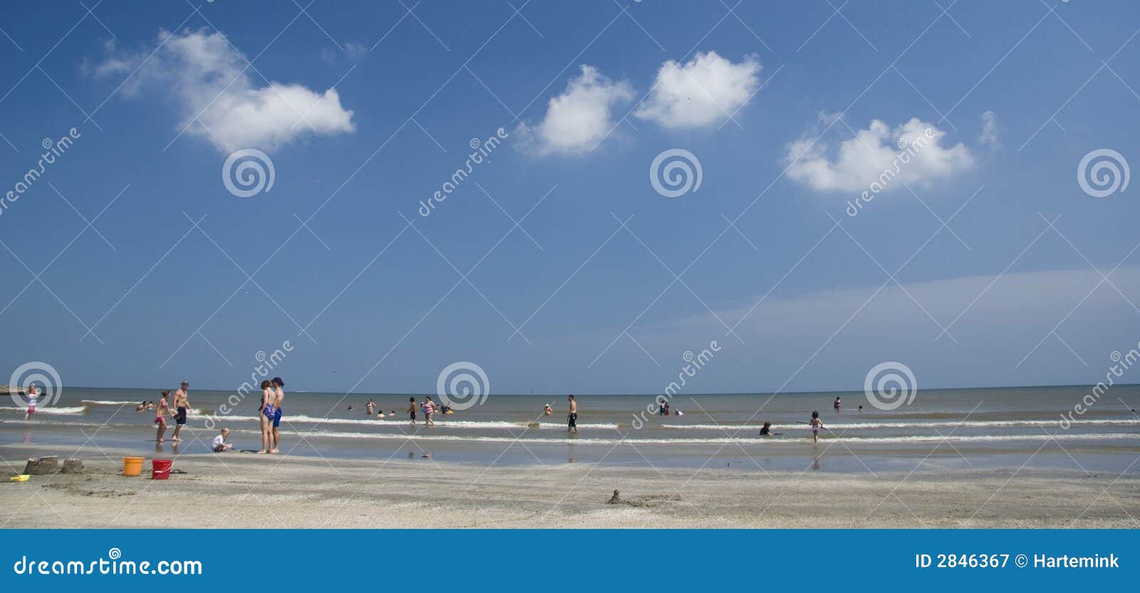Erholung auf dem Strand stockbild. Bild von spiel, wellen - 2846367