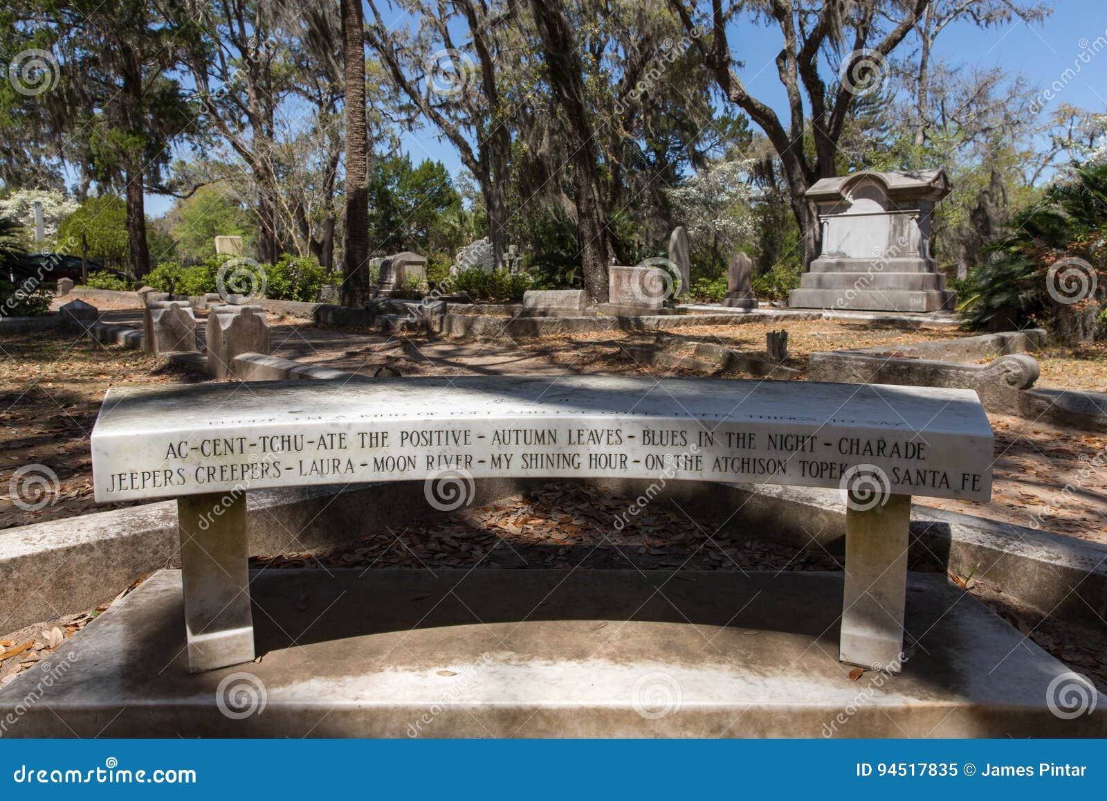 Erinnerungsbank Bei Johnny Mercer Gravesite Redaktionelles Bild - Bild ...