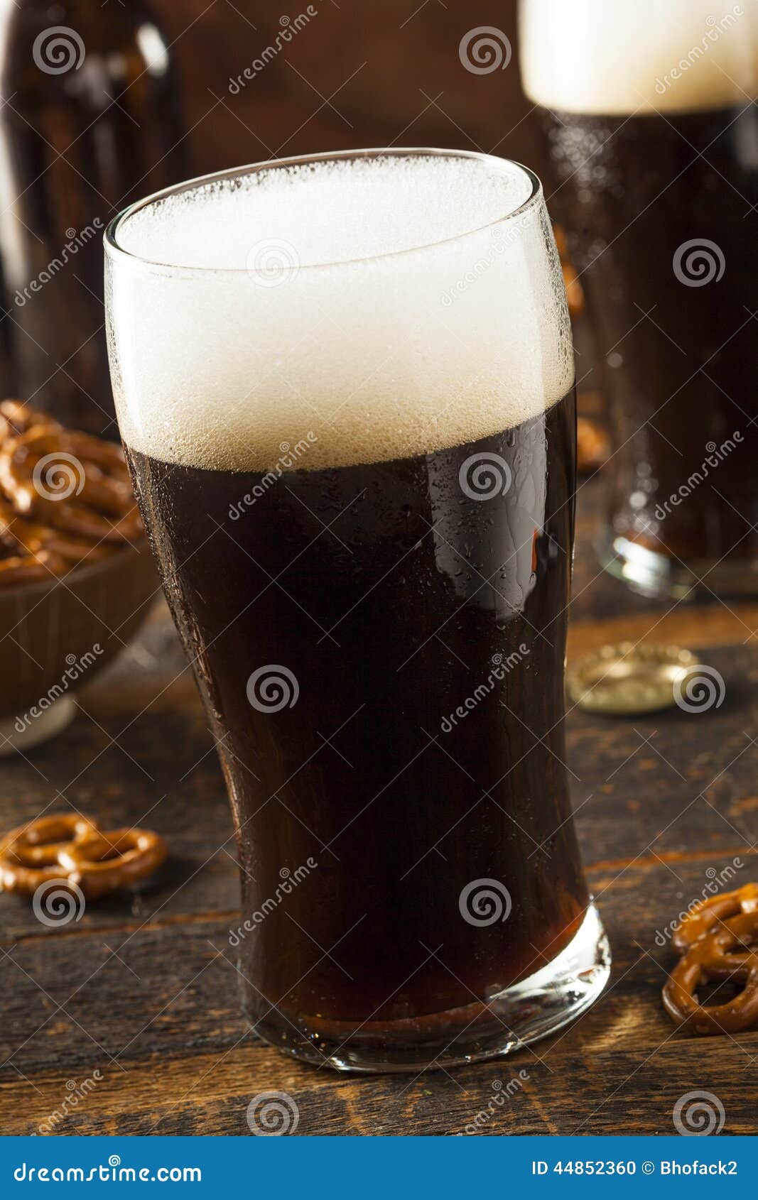Erneuerndes Dunkles Stout Bier Stockfoto - Bild von frisch, alkohol ...