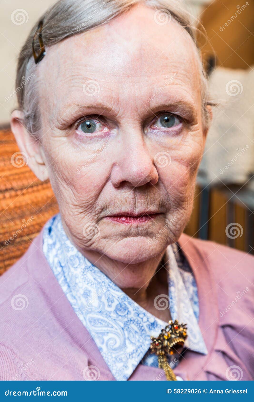 Ernste alte Dame stockfoto. Bild von frau, strickjacke - 58229026