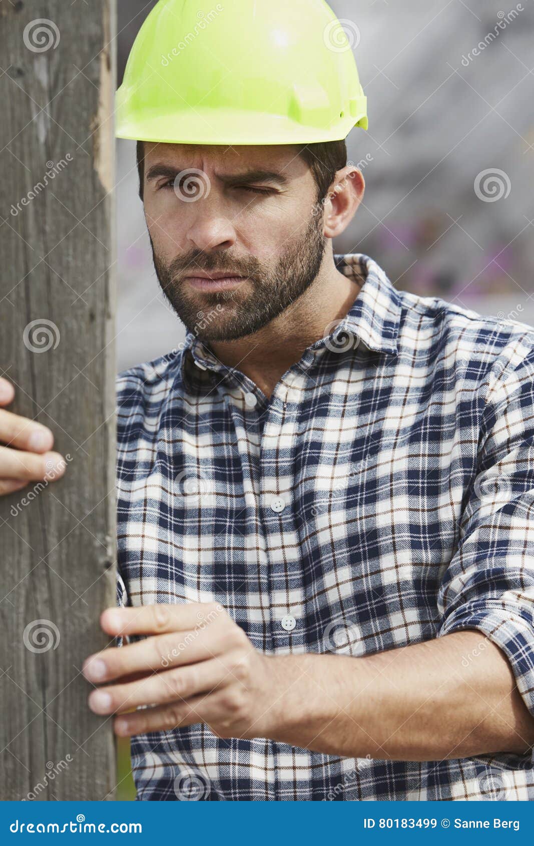 Ernste Bauarbeit Durch Erbauer Stockbild - Bild von planke, bart: 80183499