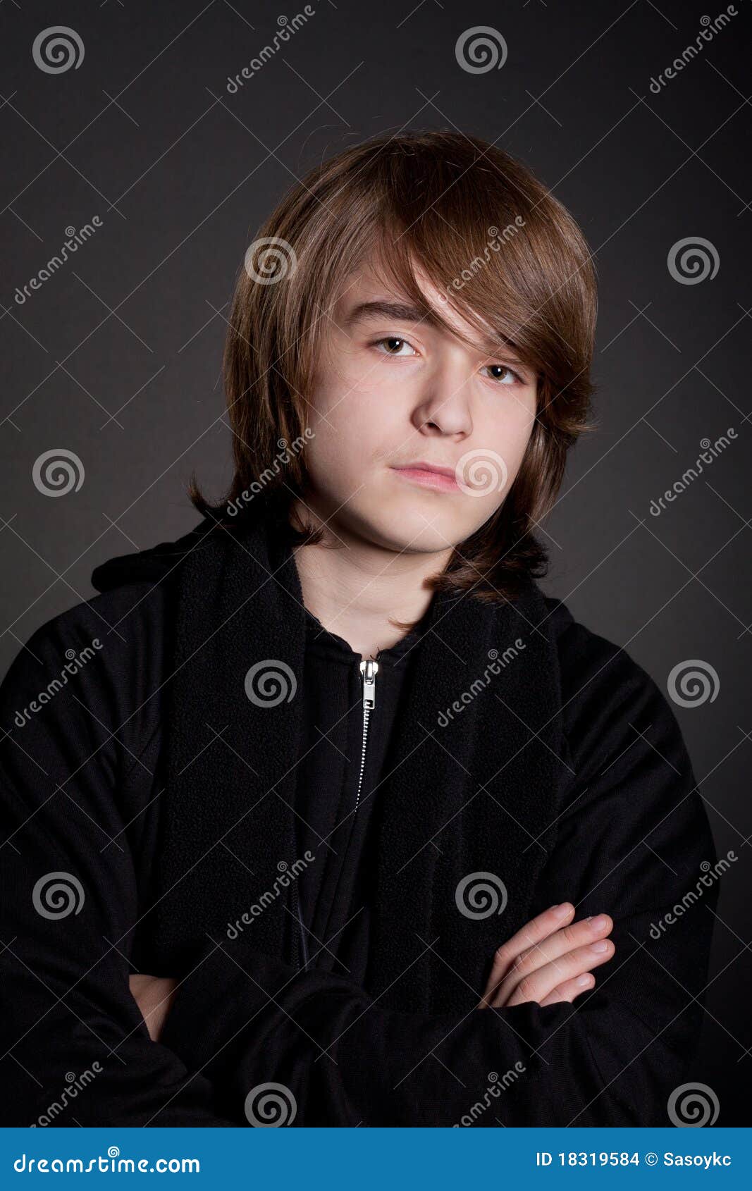 Ernster jugendlich Junge stockfoto. Bild von überzeugt - 18319584