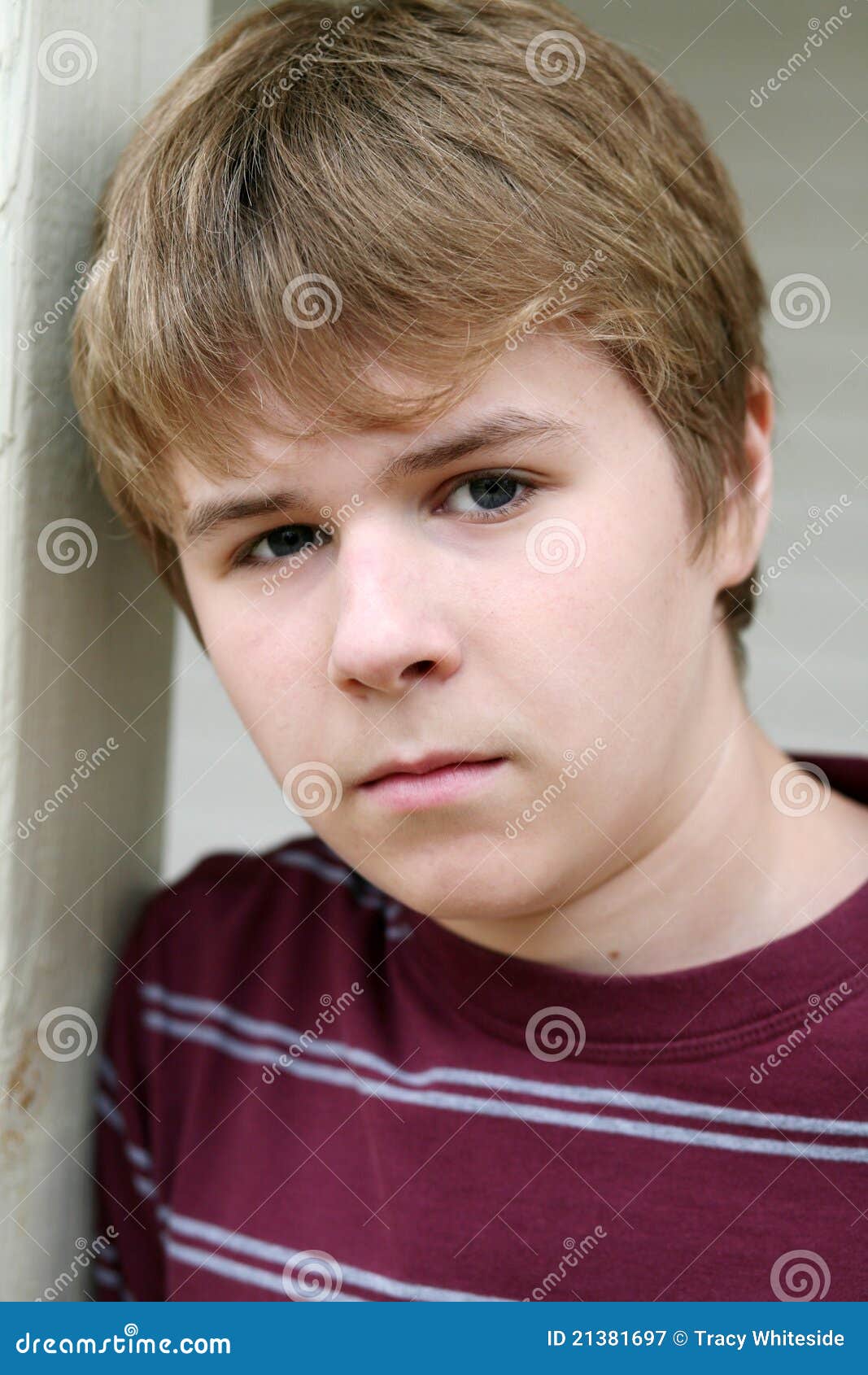 Ernster jugendlicher Junge stockbild. Bild von leute - 21381697
