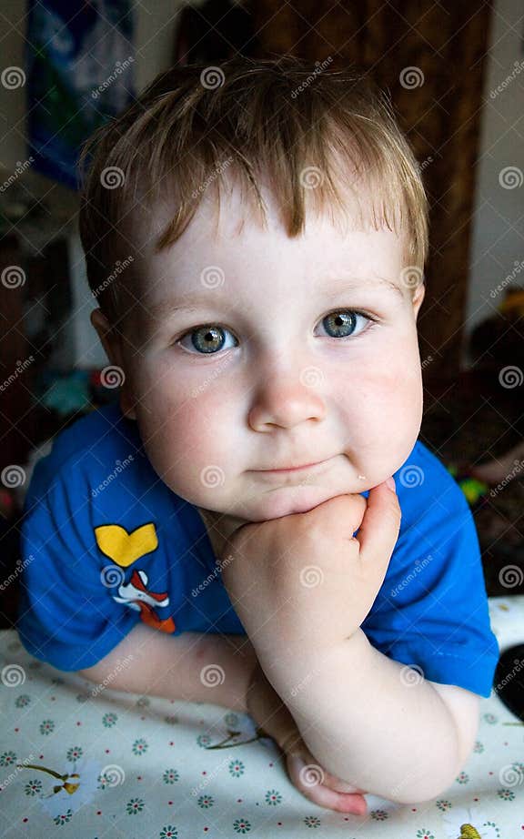 Ernster Junge stockbild. Bild von familie, öffnung, unschuld - 794967