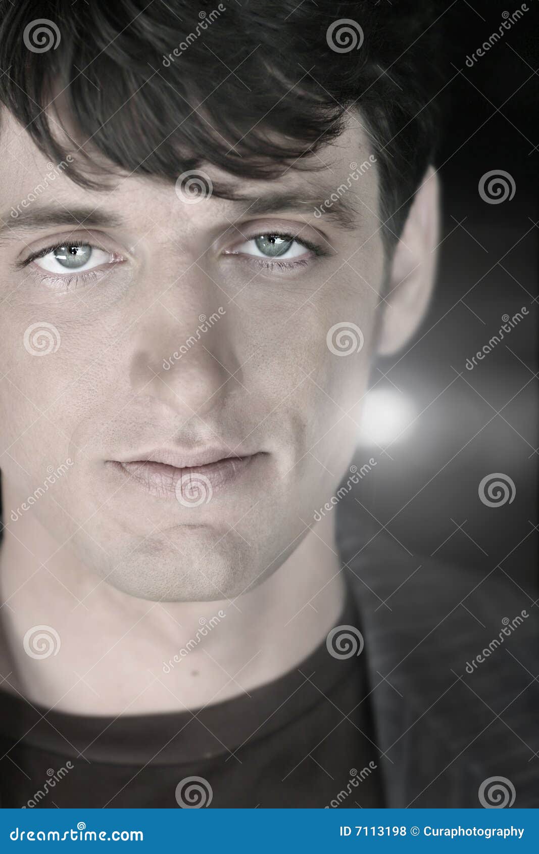 Ernster junger Kerl stockfoto. Bild von betrunken, kopf - 7113198