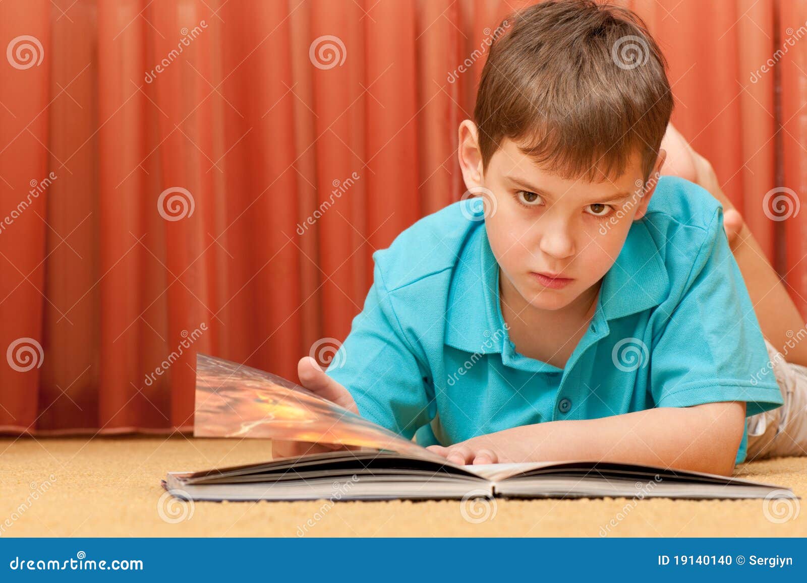 Ernster Stattlicher Junge Mit Einem Buch Stockfoto - Bild von träumen ...
