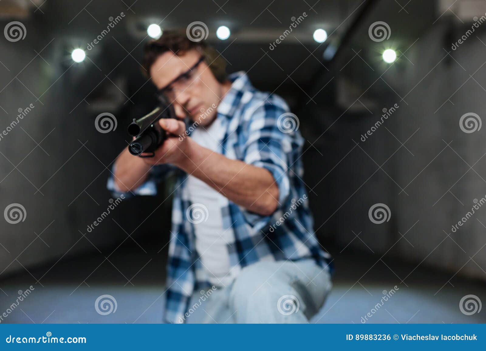 Ernstige Deskundige Scherpschutter Die Bij U Schieten Stock Foto ...