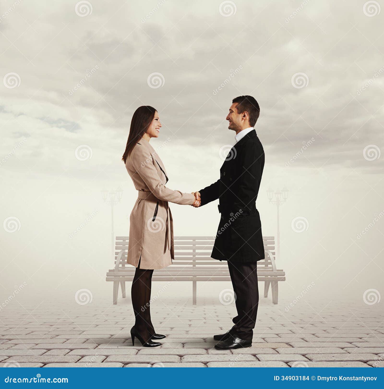 Ernstige Man Die De Jonge Vrouw Begroeten Stock Foto - Image of ...