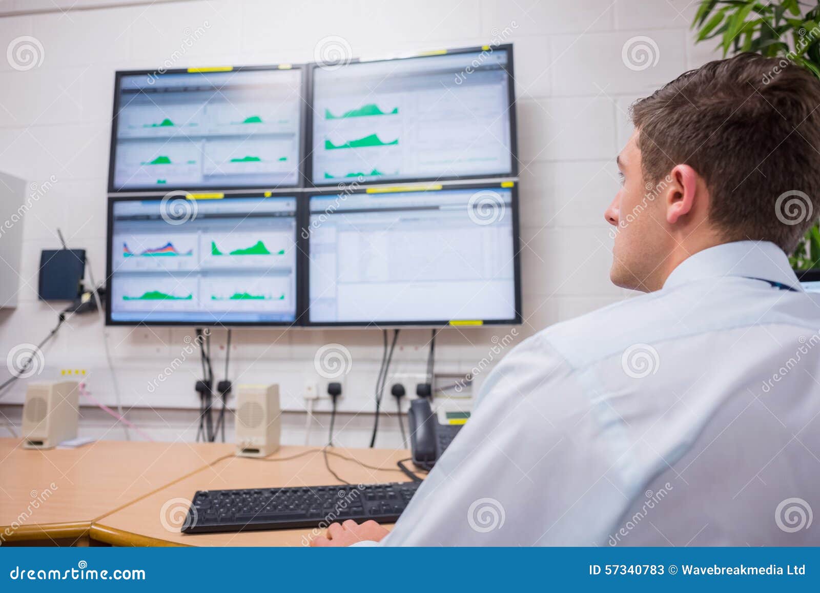 Ernstige Technicus Die Het Computerscherm Bekijken Stock Afbeelding ...