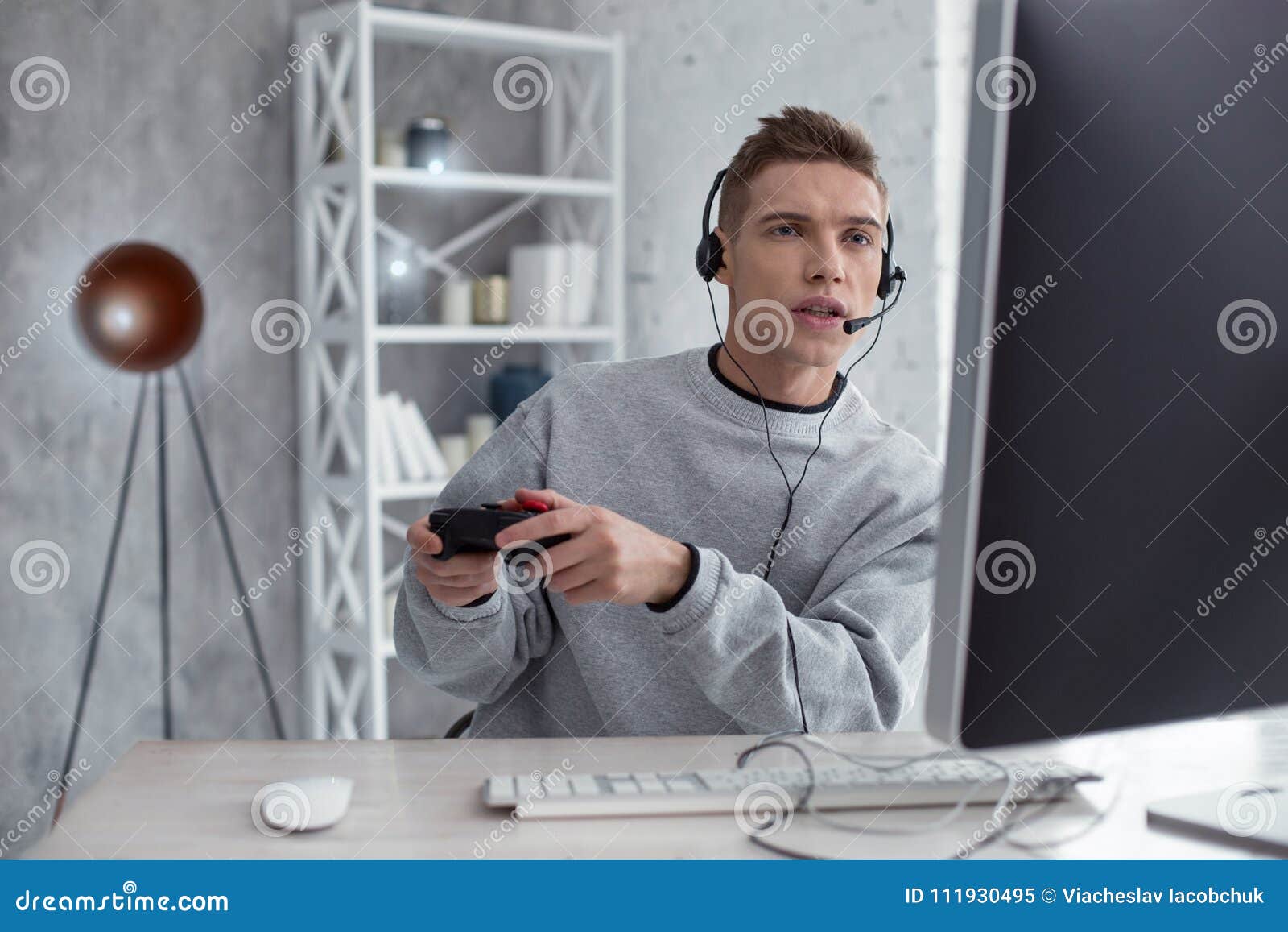 Ernstige Tiener Die Een Computerspel Spelen Stock Afbeelding - Image of ...