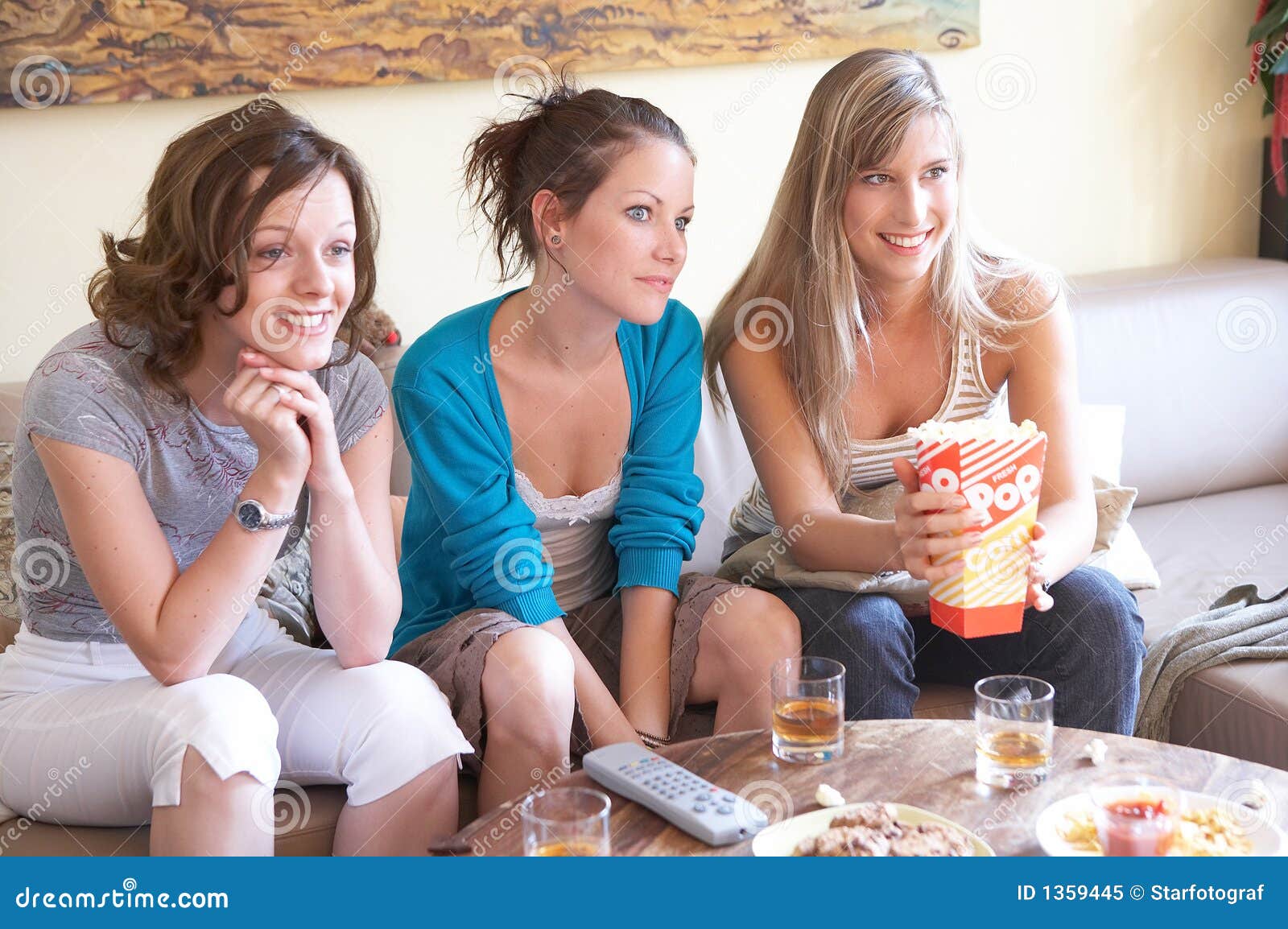 Erregen stockbild. Bild von feiern, freundinnen, partei - 1359445