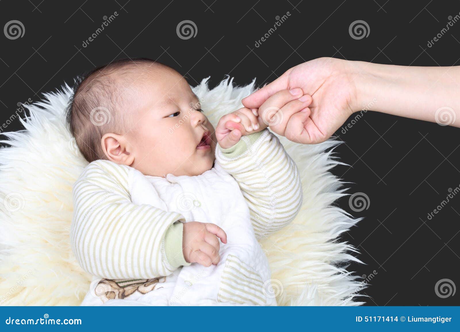 Erregen Sie Die Babys Aufmerksamkeit Stockfoto - Bild von schätzchen ...