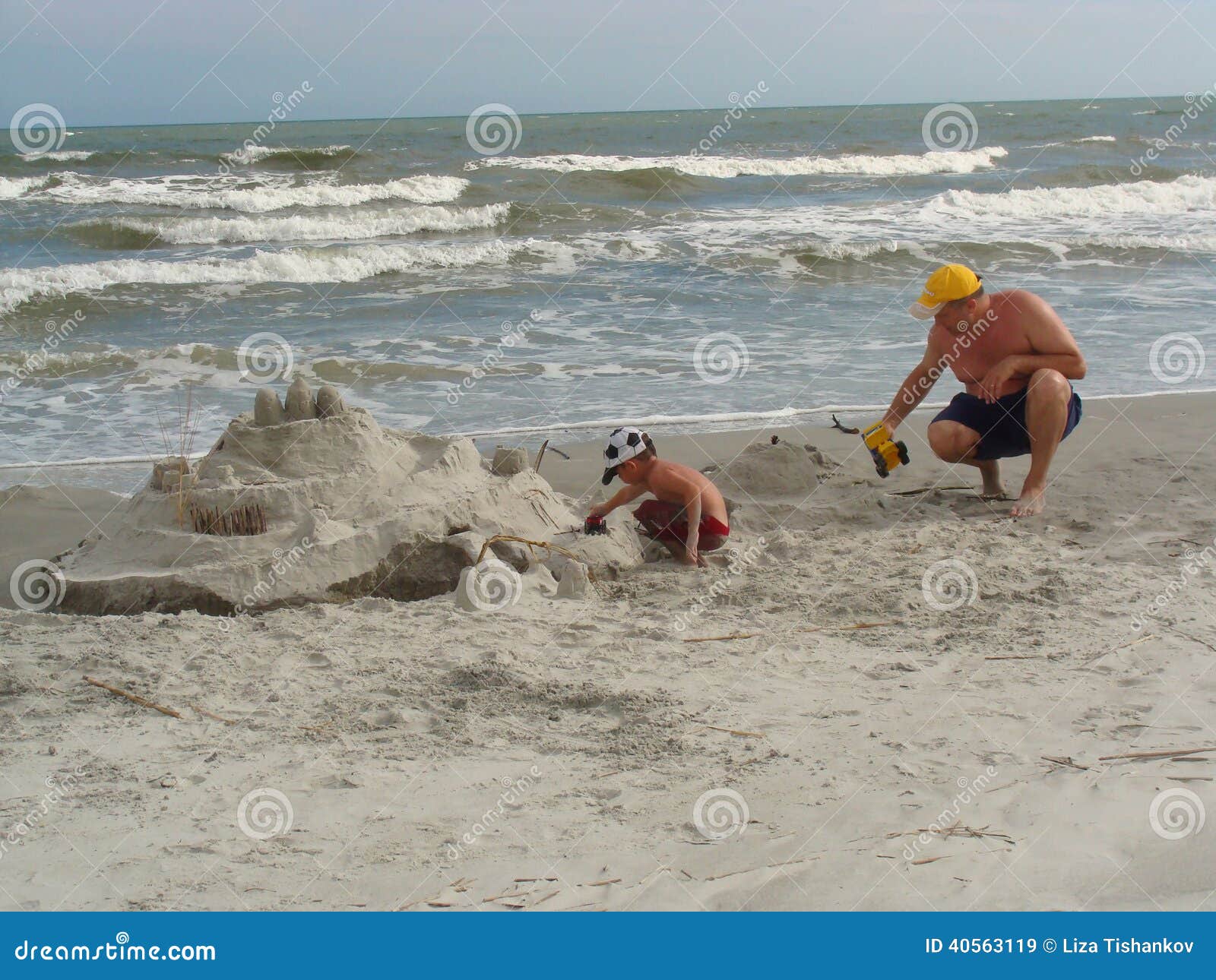 Errichten Eines Sandburgs Auf Einem Strand Stockbild - Bild von kind ...