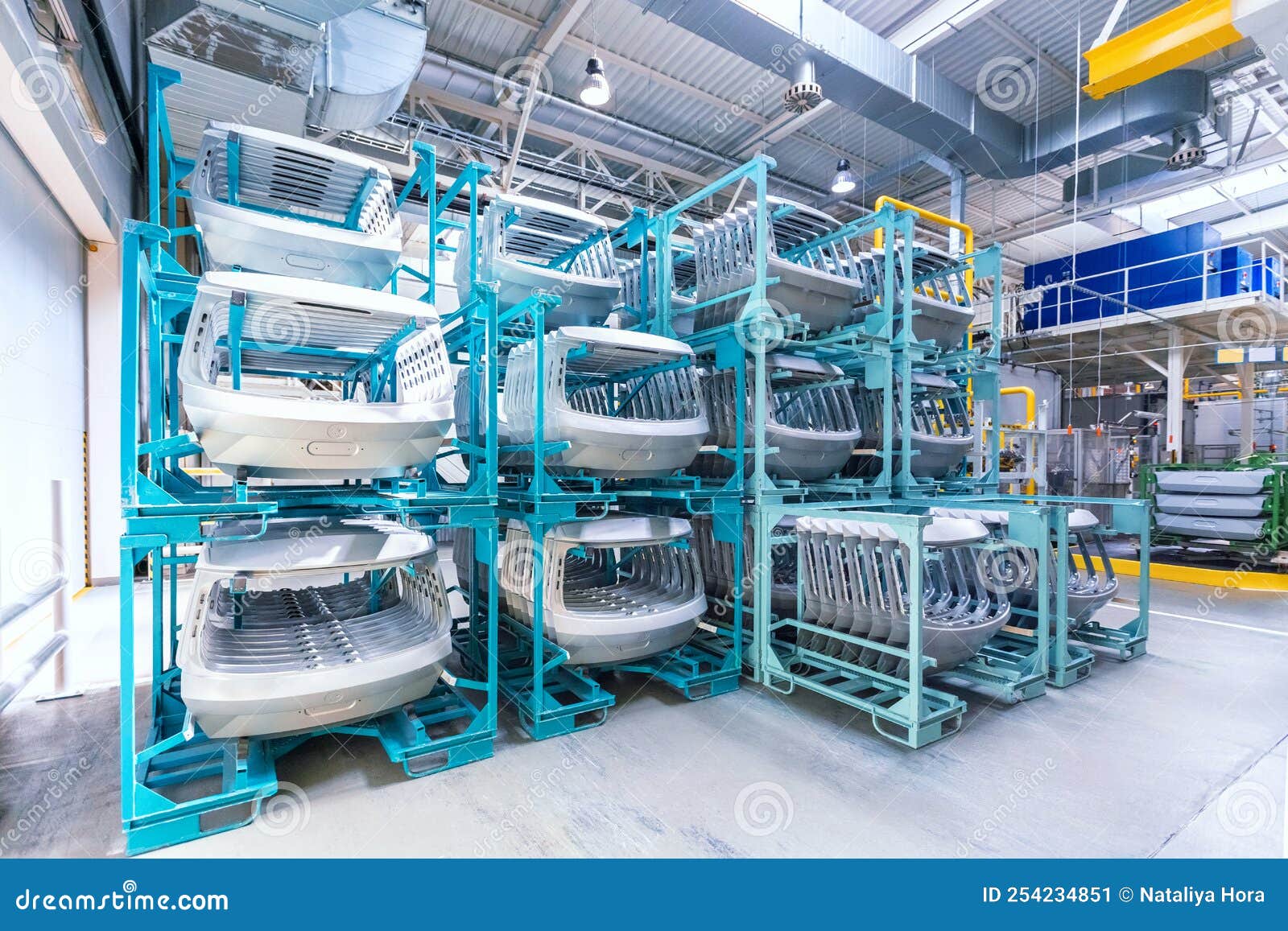 Ersatzteile in Einer Kfz-Anlage Stockbild - Bild von depot, ladeplatten ...