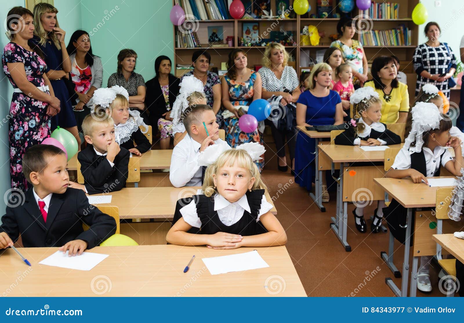 Erst-Sortierer Mit Ihren Eltern an Der Ersten Lektion am 1. September ...