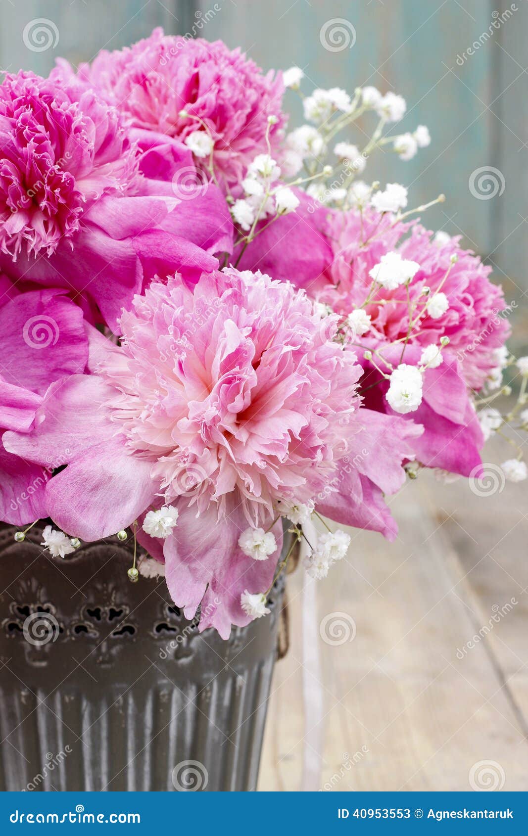 Erstaunliche Rosa Pfingstrosen Im Silbernen Eimer Stockbild - Bild von ...