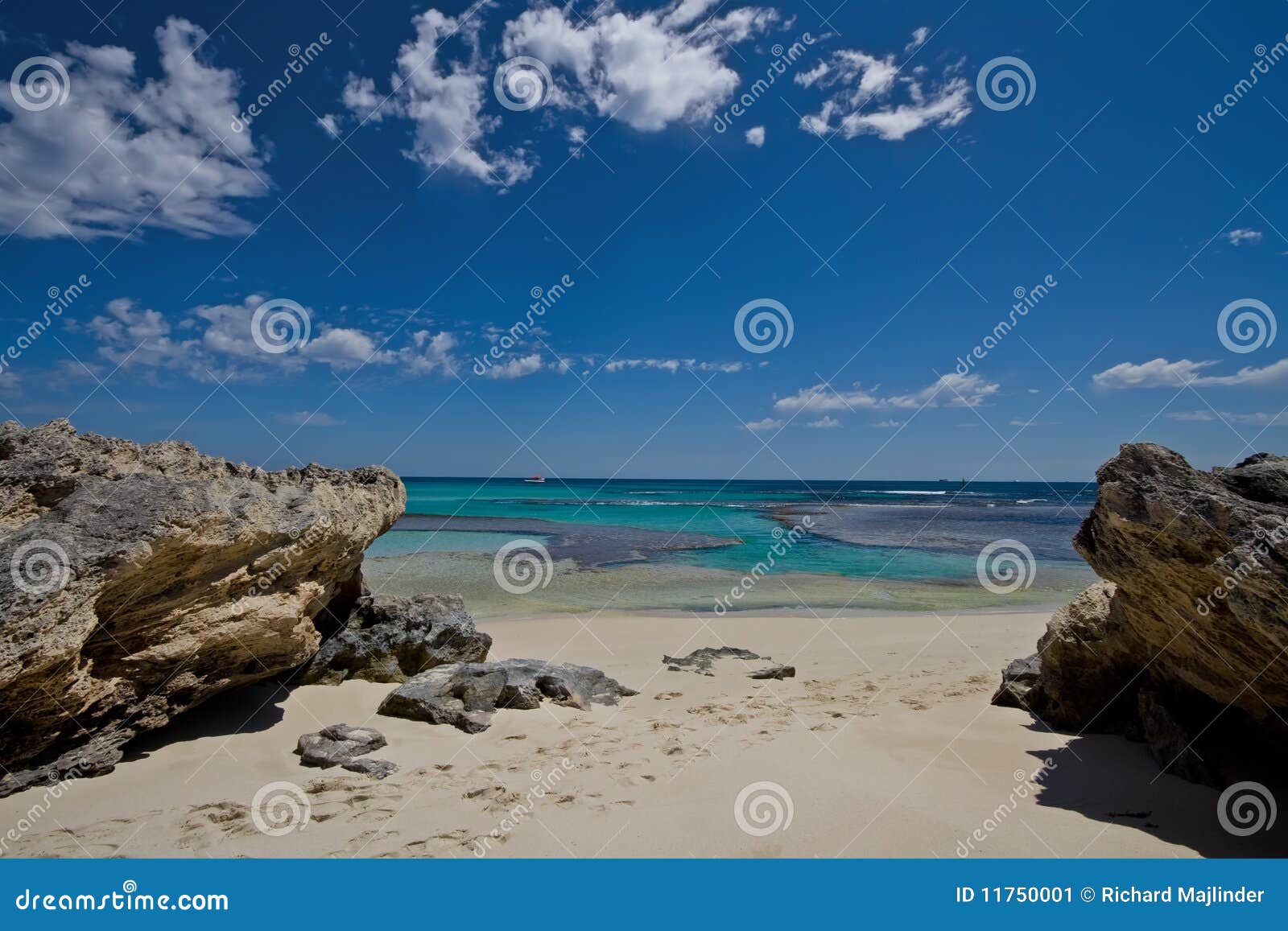 Erstaunlicher Strand Gestaltet Durch Felsen Stockbild - Bild von türkis ...