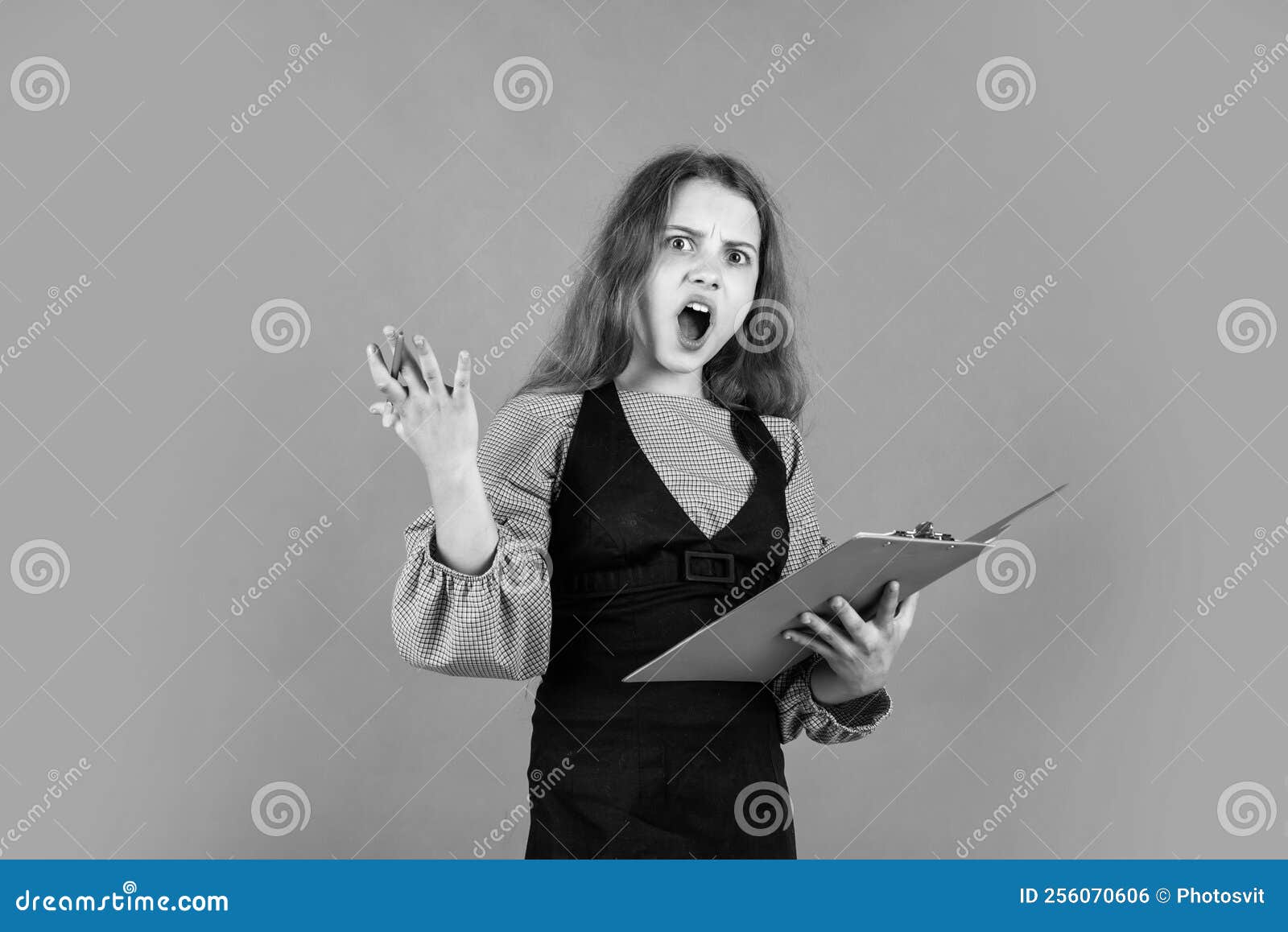 Erstaunt Aussehendes Kind Mit Dokumentenordner-Problem Stockfoto - Bild ...