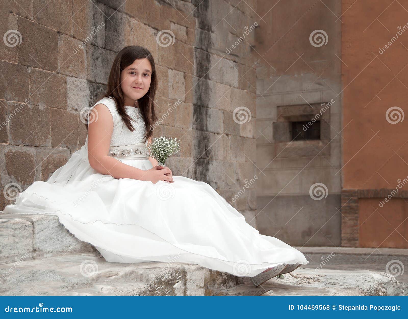 Erste heilige Kommunion stockfoto. Bild von kaukasisch - 104469568