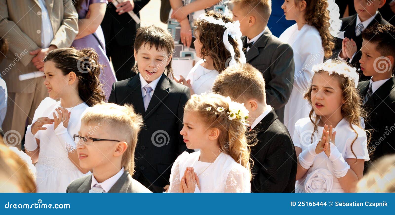 Erste heilige Kommunion redaktionelles stockbild. Bild von fromm - 25166444