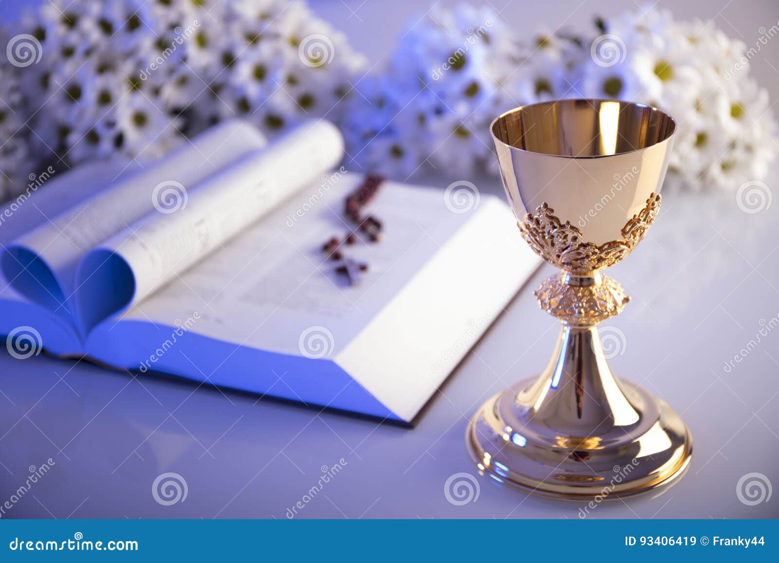 Erste heilige Kommunion stockbild. Bild von kreuz, jesus - 93406419