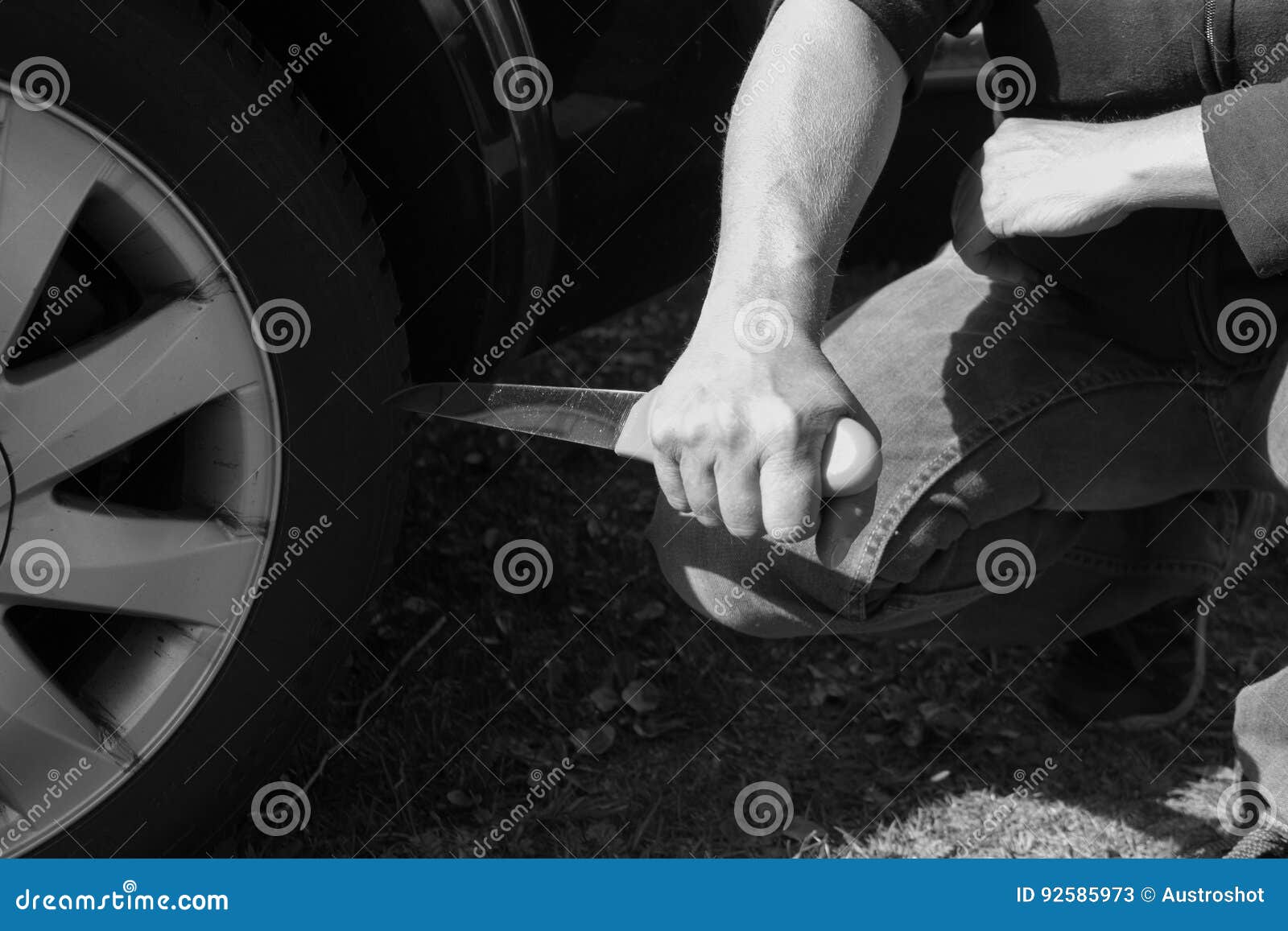 Erstechen Eines Autoreifens Mit Einem Langen Messer Stockbild - Bild ...