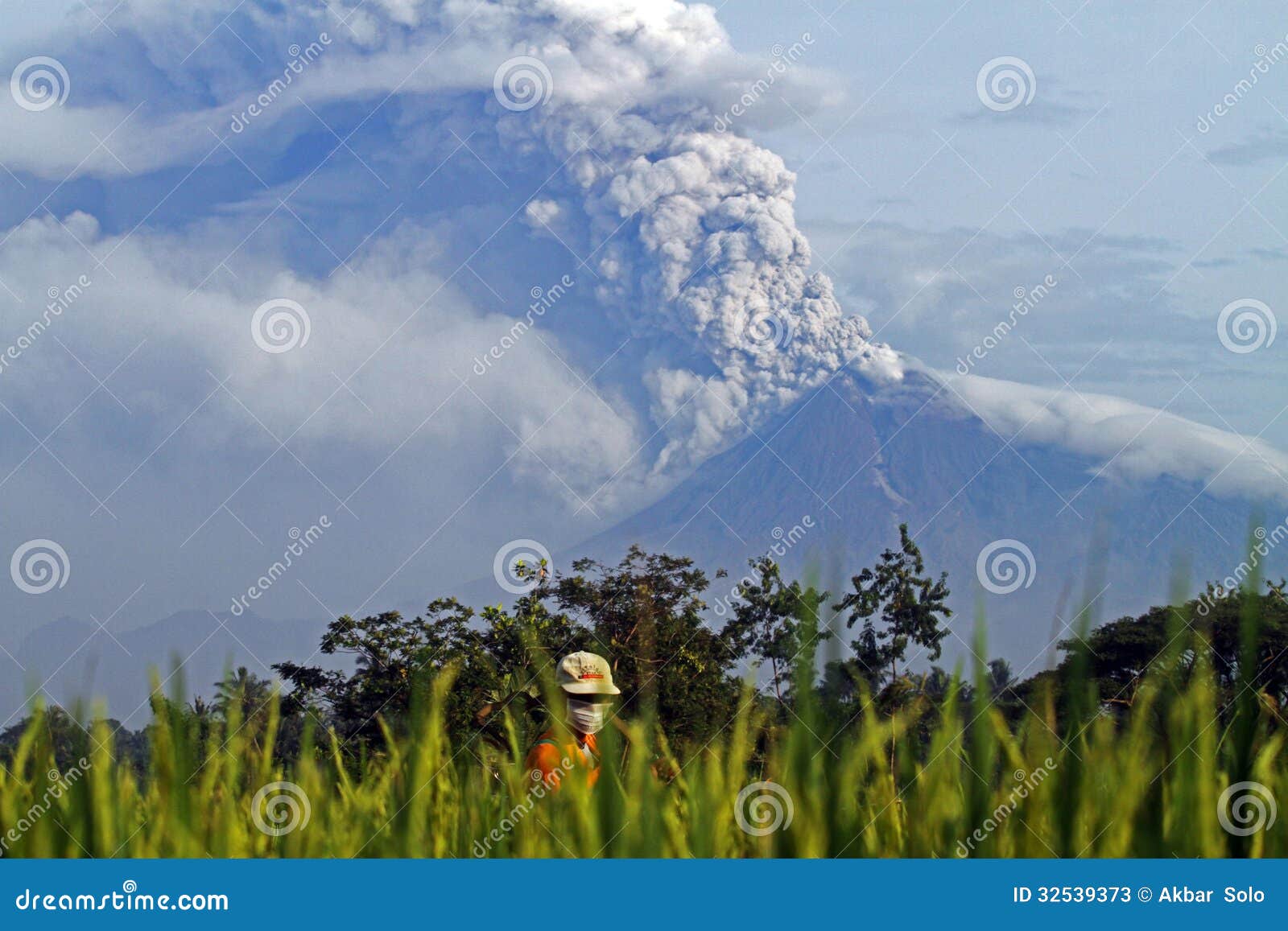 Erupción de Merapi foto de archivo editorial. Imagen de krakatoa - 32539373