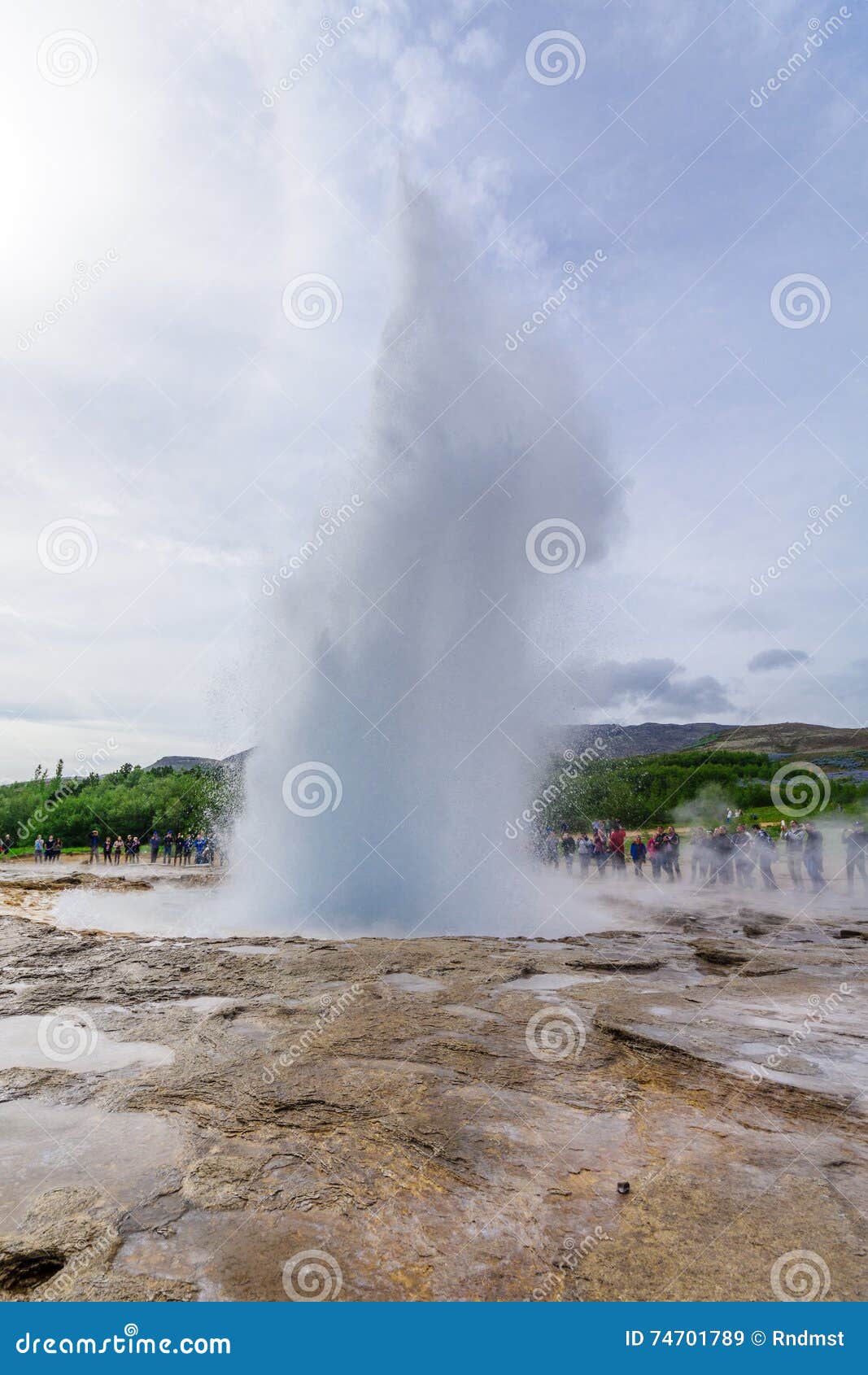 Erupcja Strokkur gejzer obraz stock editorial. Obraz złożonej z geom ...