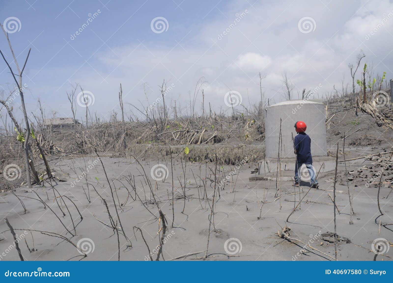 Eruption of Mount Merapi editorial image. Image of destroyed - 40697580