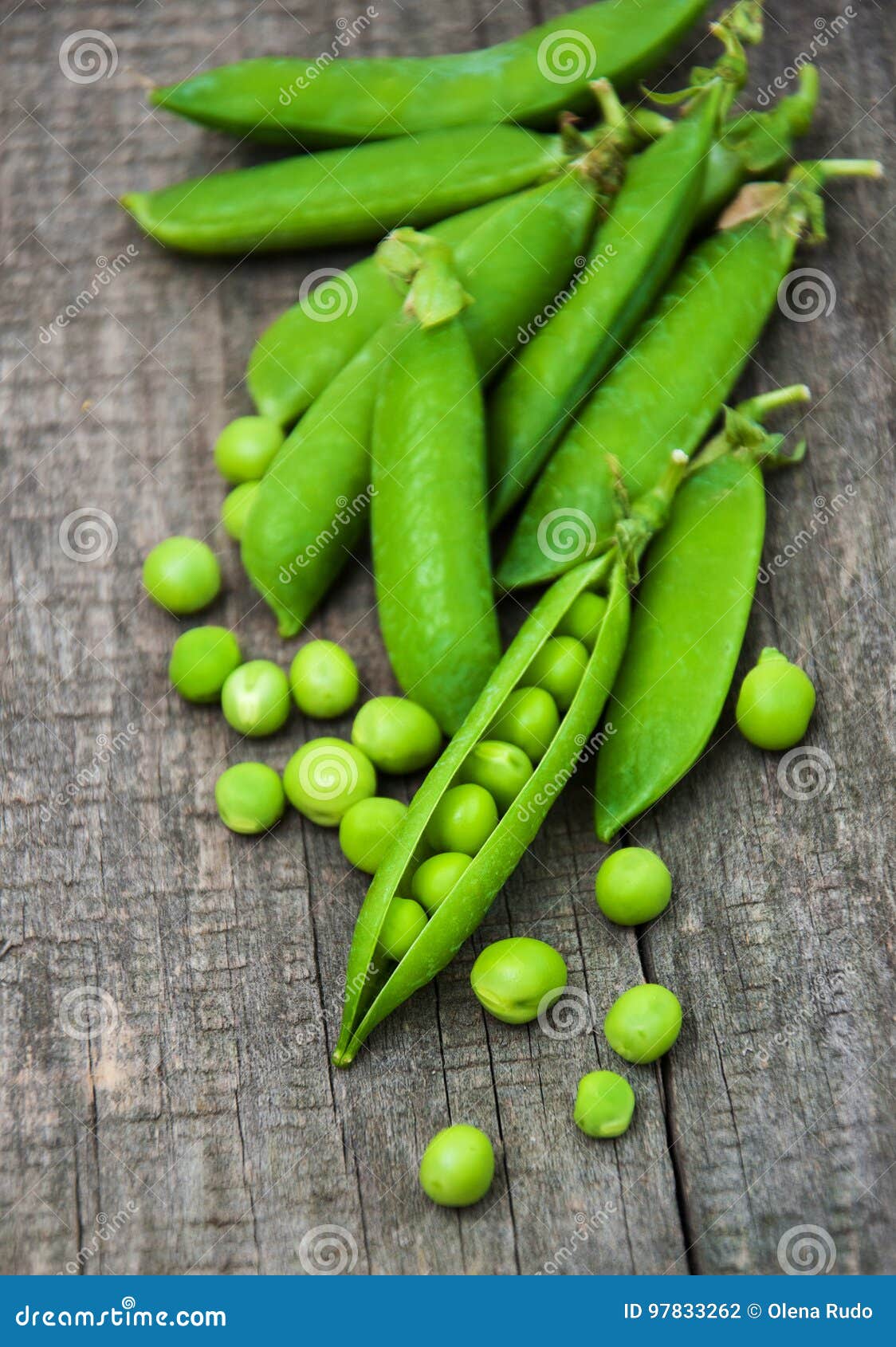 Ervilhas Verdes Em Uma Tabela Foto de Stock - Imagem de vegetariano ...