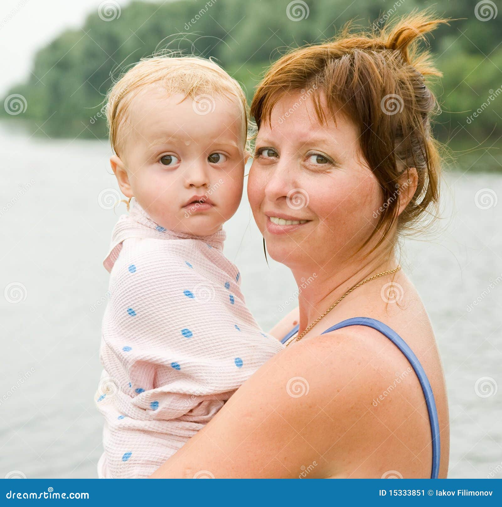 Erwachsene Mutter mit Sohn stockbild. Bild von mamma - 15333851