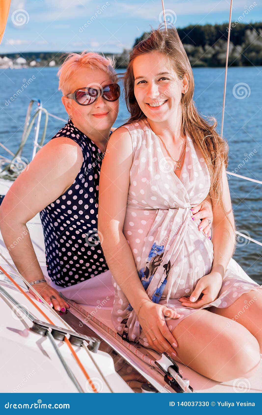 Erwachsene Mutter Und Tochter Verbringen Zeit Auf Dem Boot Stockfoto ... Erwachsene Mutter Und Tochter Verbringen Zeit Auf Dem Boot Stockfoto ...