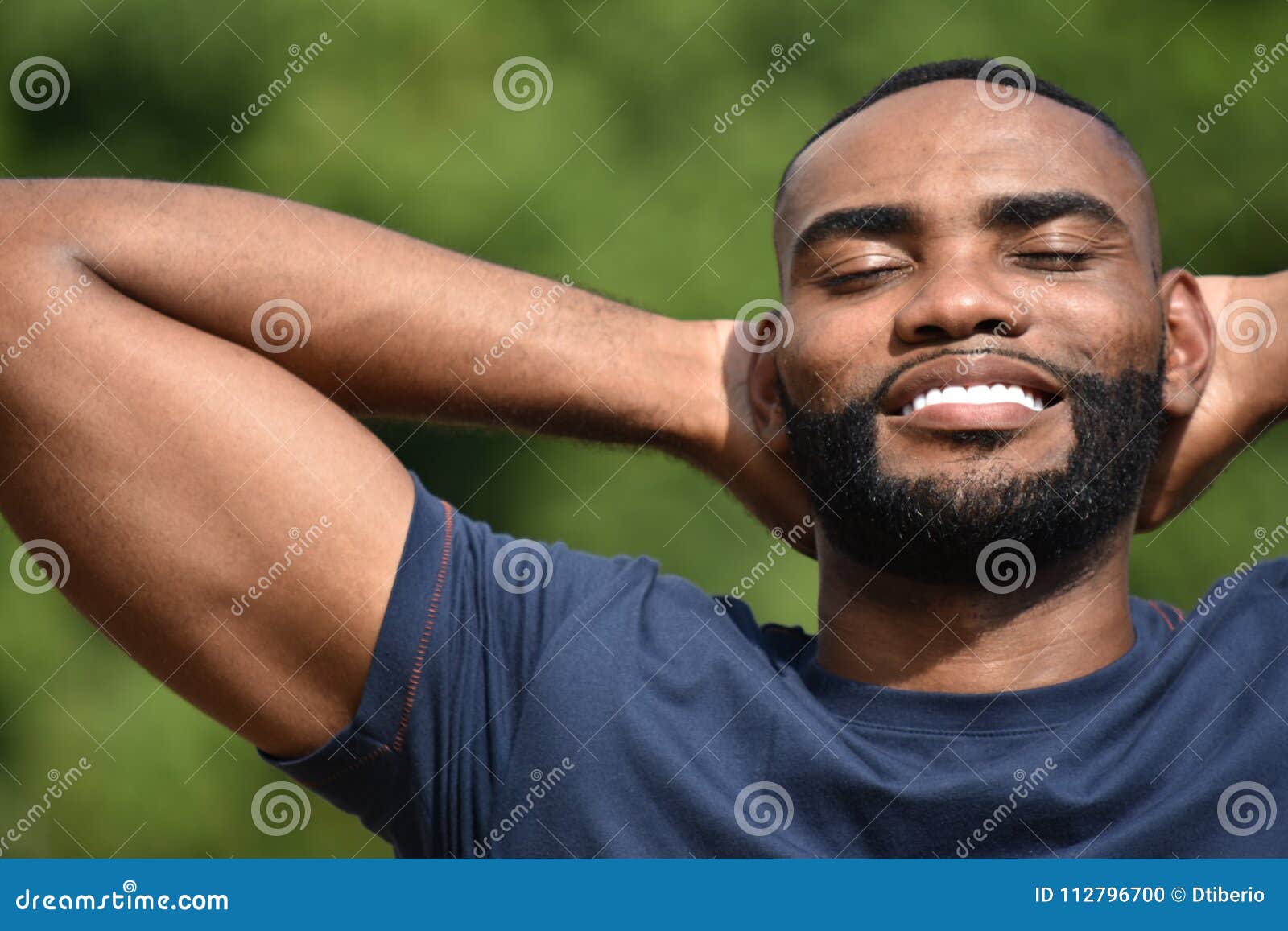 Erwachsener Entspannender Mann Stockfoto - Bild von fällig, gewachsen ...