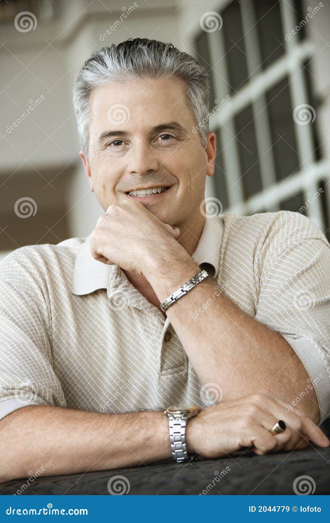 Erwachsener Mann, Der am Tisch Sitzt. Stockbild - Bild von farbe, mann ...