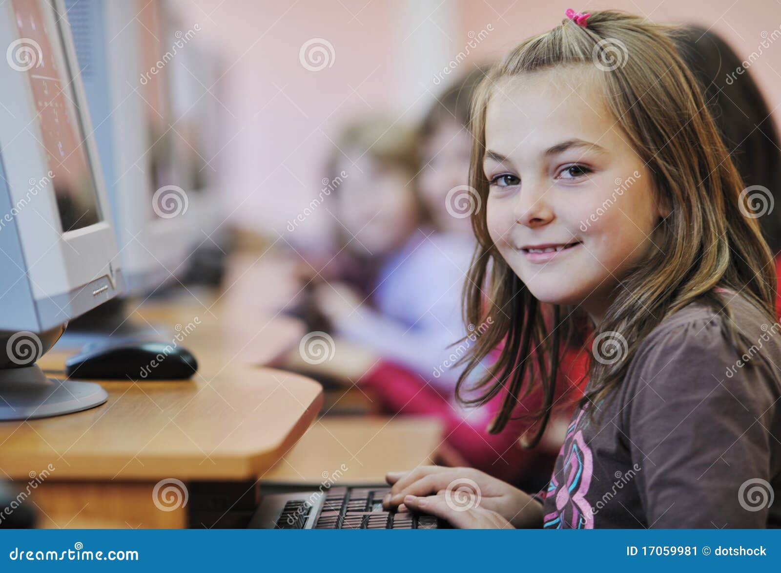 Es Ausbildung Mit Kindern in Der Schule Stockbild - Bild von computer ...