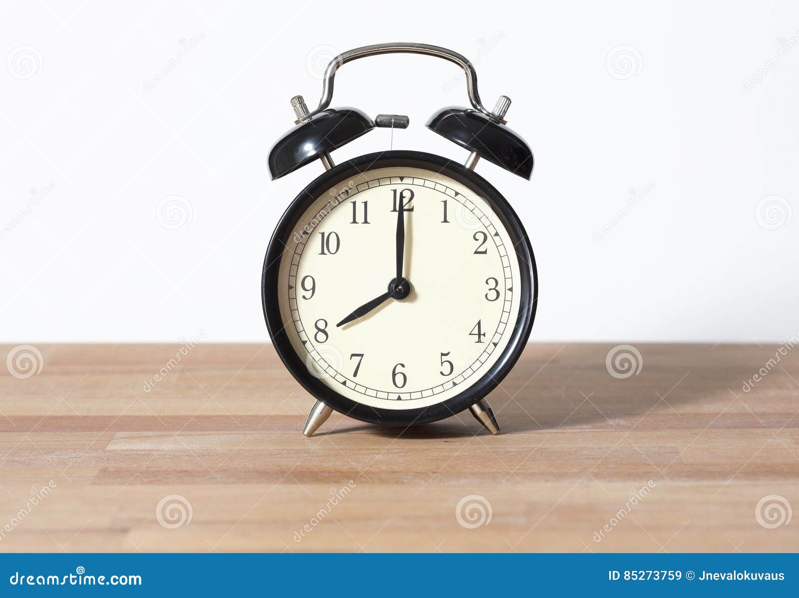 Es ist acht O-` Uhr stockbild. Bild von metall, minute - 85273759