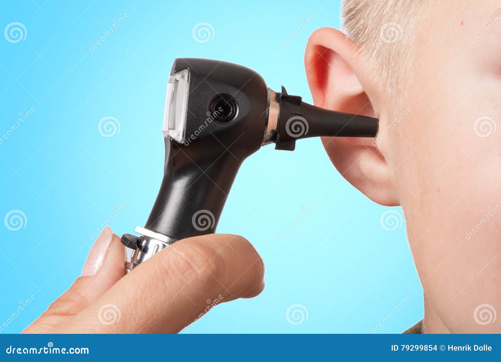 Esame con l'otoscopio fotografia stock. Immagine di medicina - 79299854