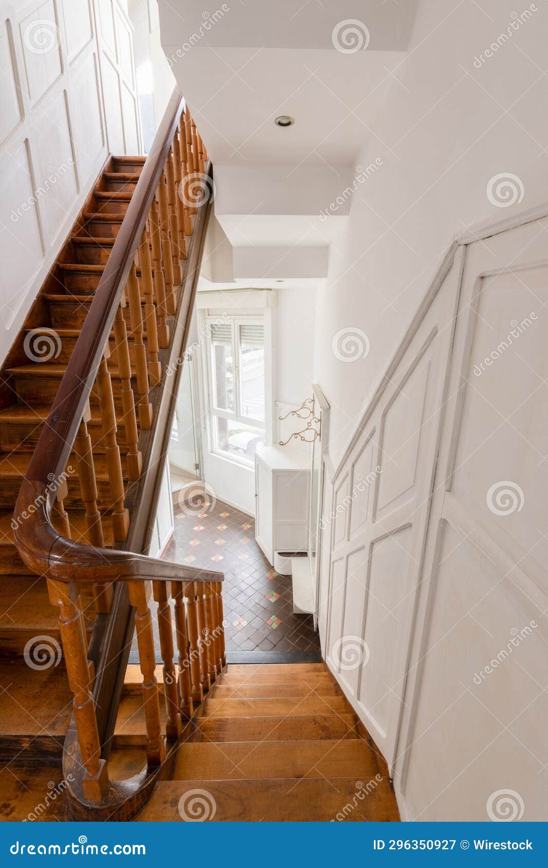 Escada De Madeira E Balustrada Em Casa Residencial Imagem de Stock ...