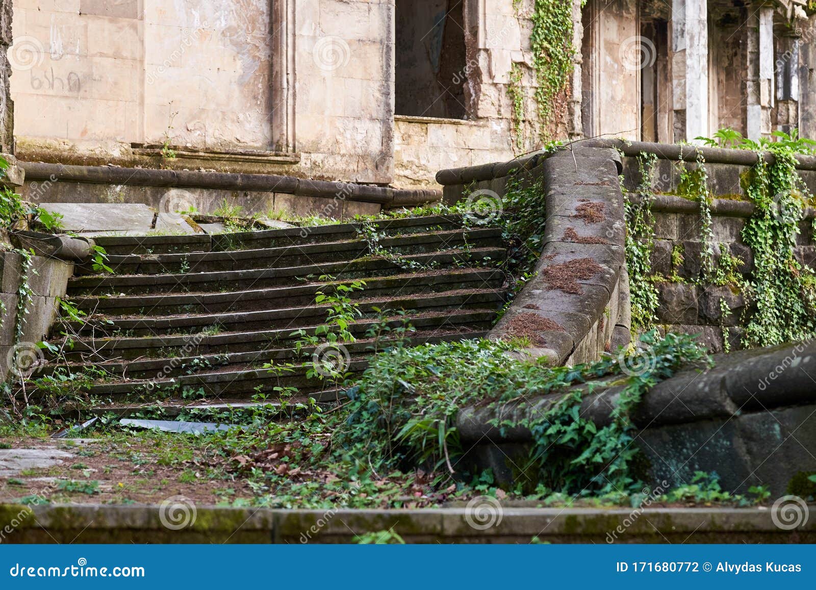 Escada grande abandonada foto de stock. Imagem de rocha - 171680772