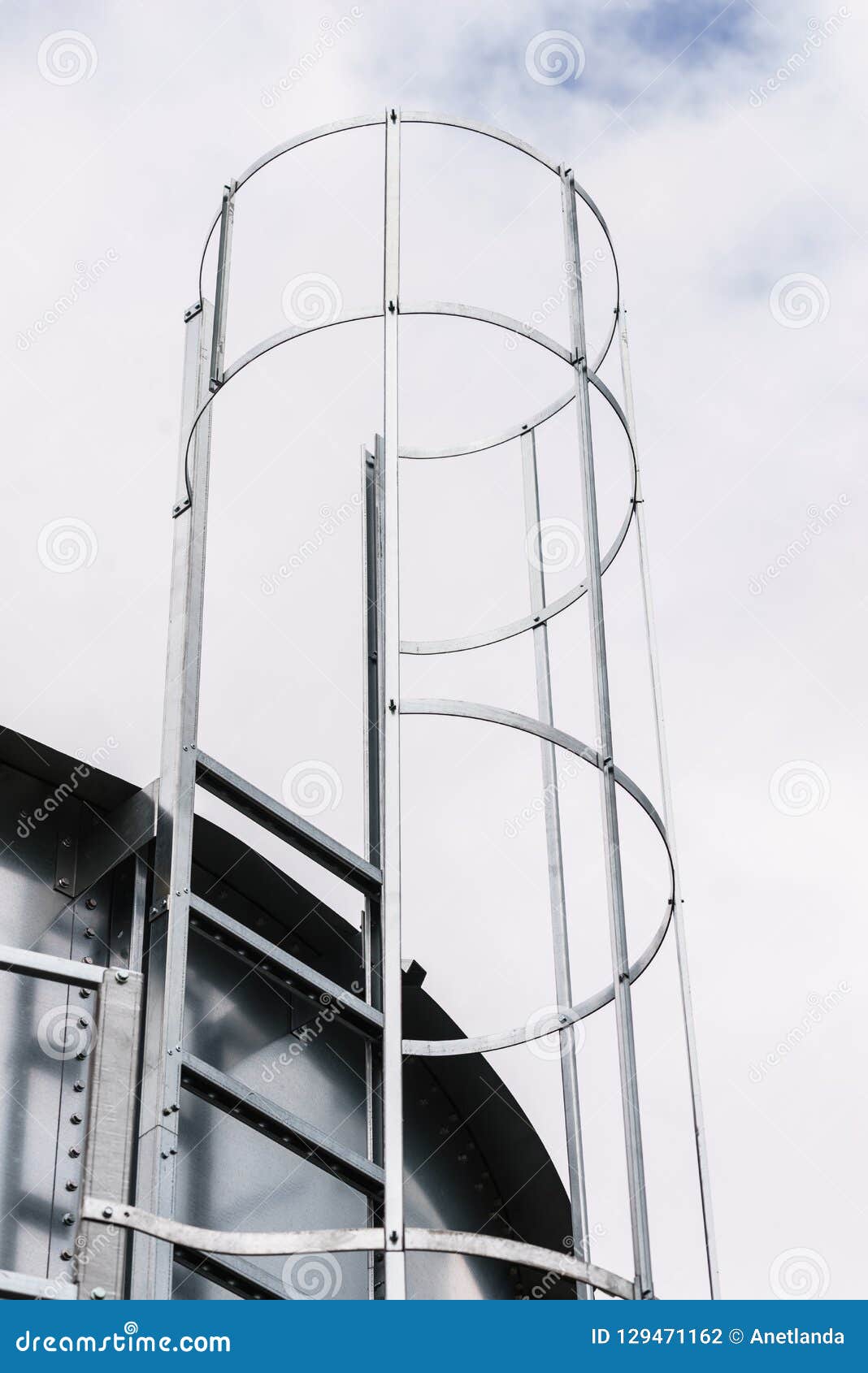 Escada Industrial Do Metal Com Trilhos Redondos Foto de Stock - Imagem ...