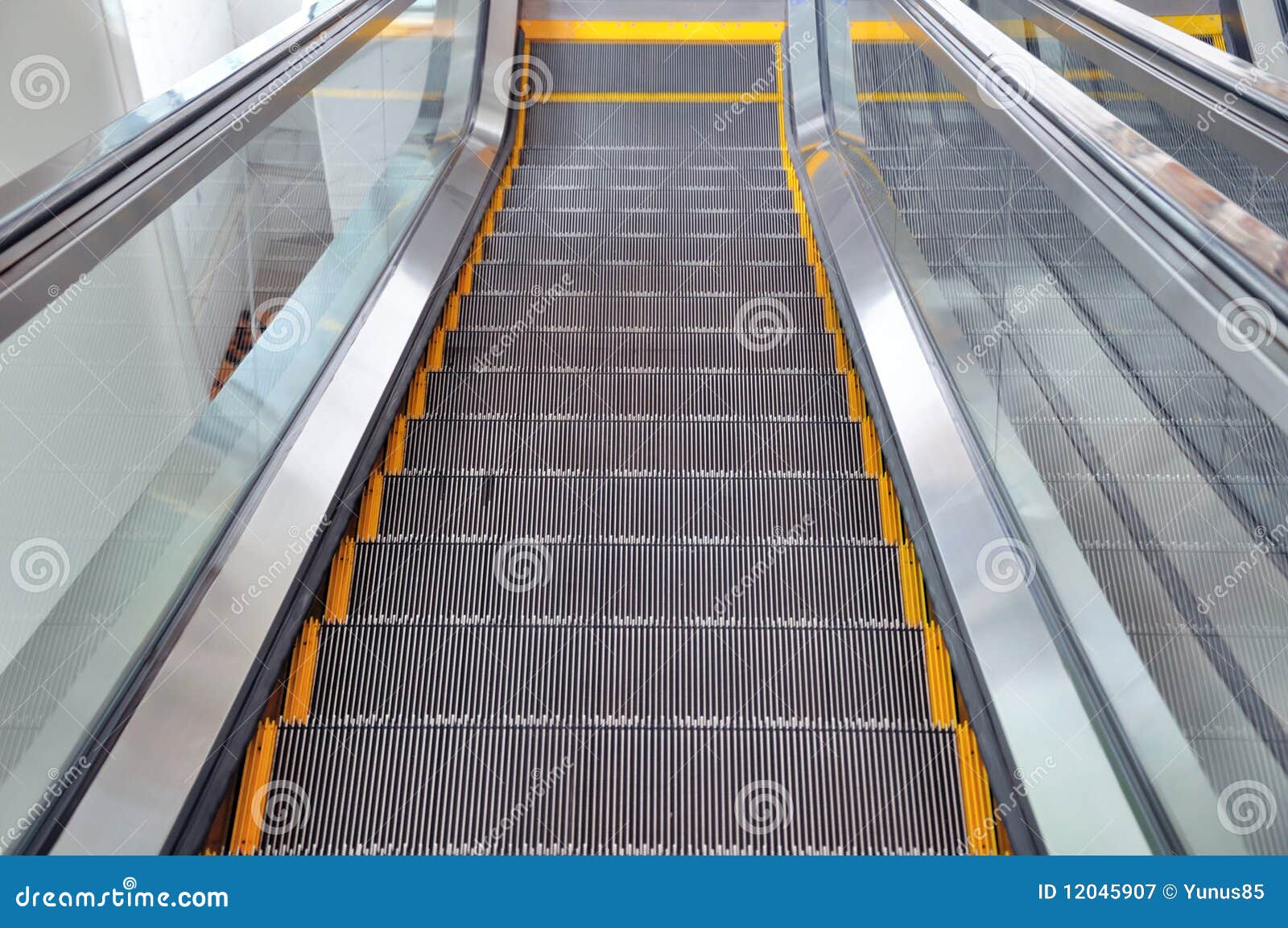 Escada rolante imagem de stock. Imagem de interior, descida - 12045907