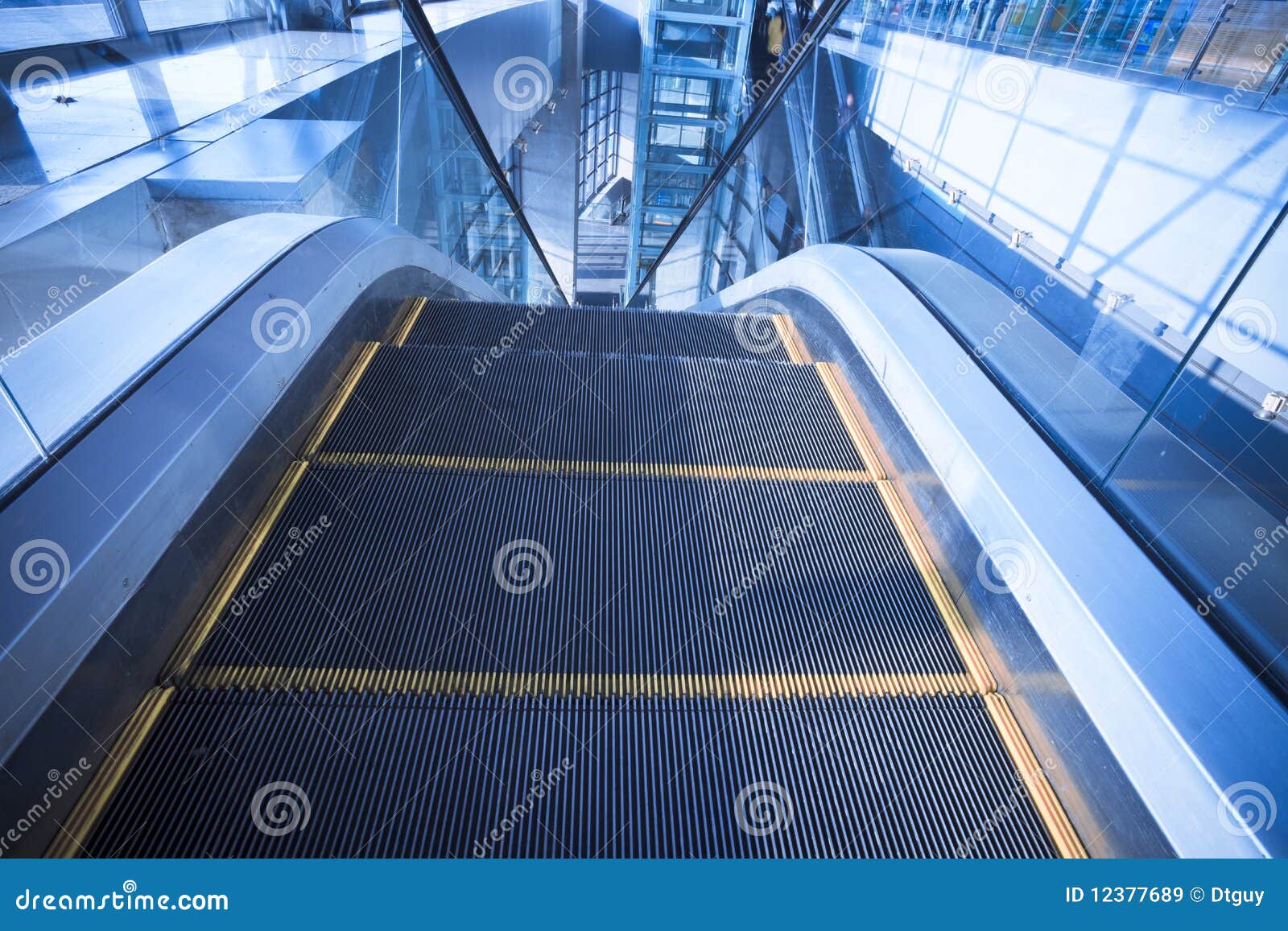 Escada rolante imagem de stock. Imagem de etapas, elevador - 12377689