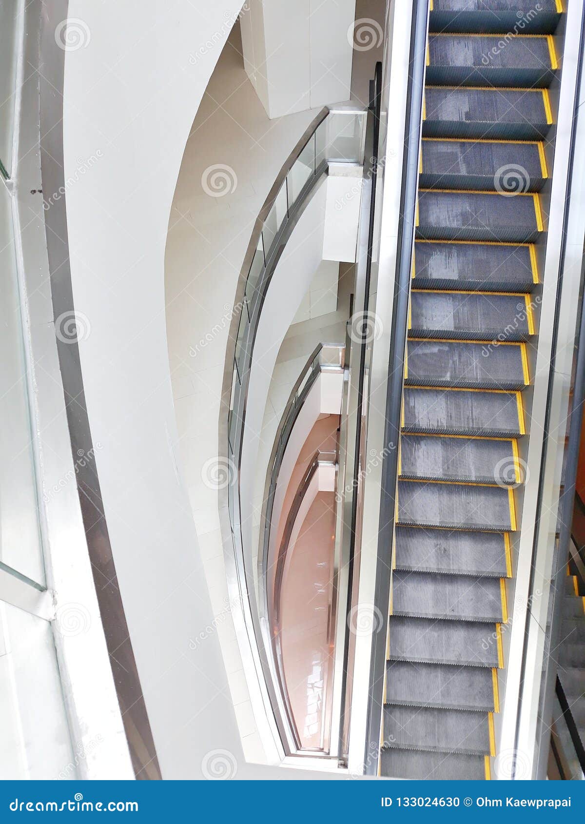 Escada rolante foto de stock. Imagem de alto, vista - 133024630
