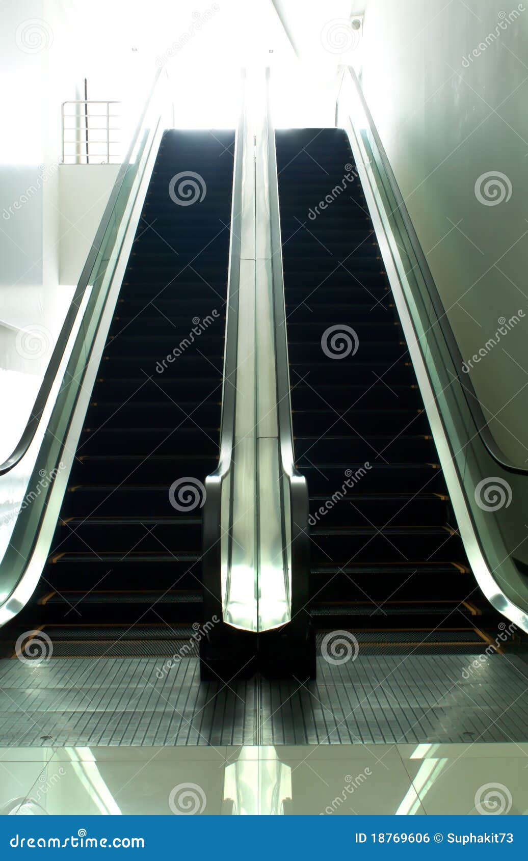 Escada rolante foto de stock. Imagem de comércio, escalator - 18769606