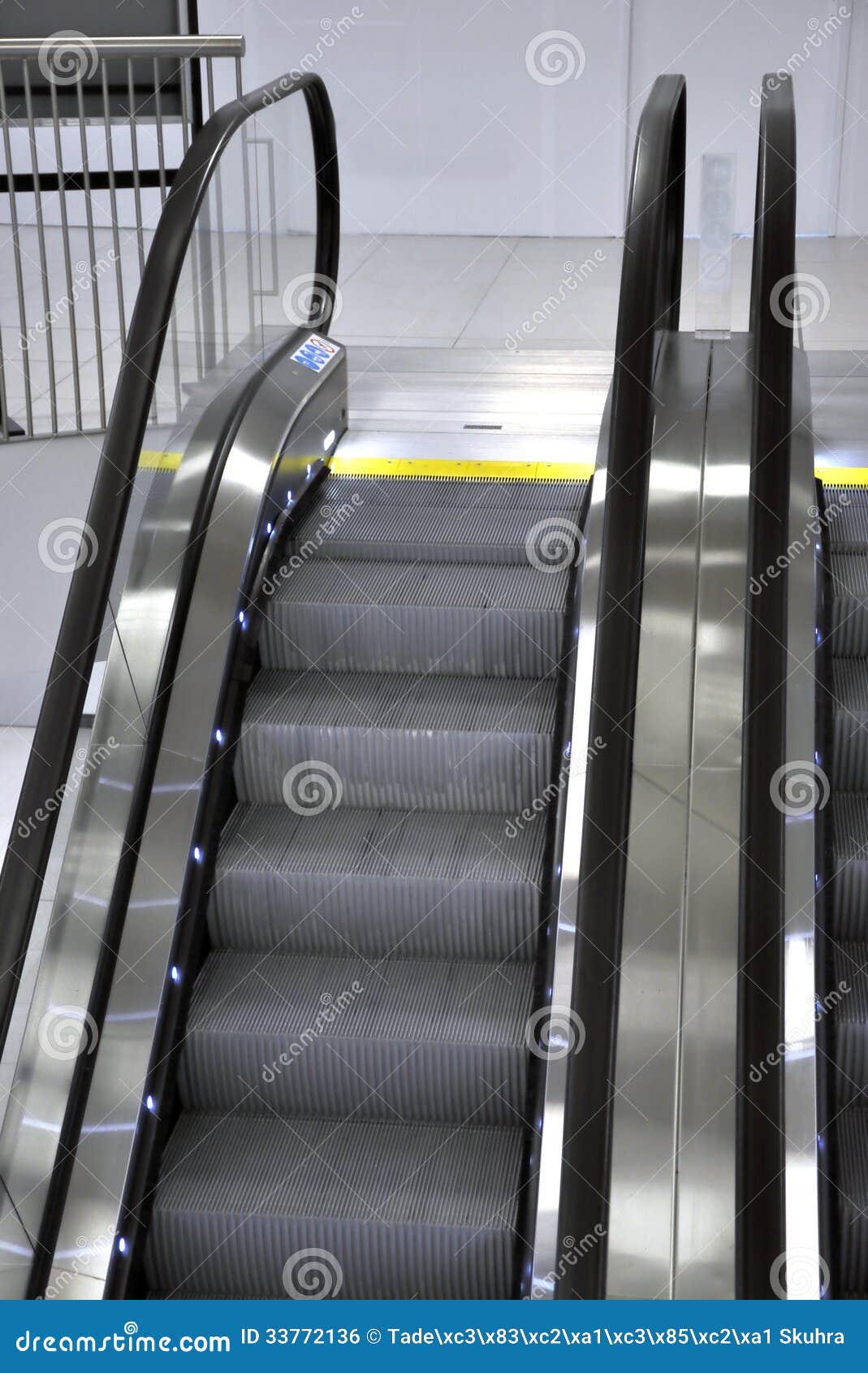 Escada rolante foto de stock. Imagem de outdoor, escalator - 33772136