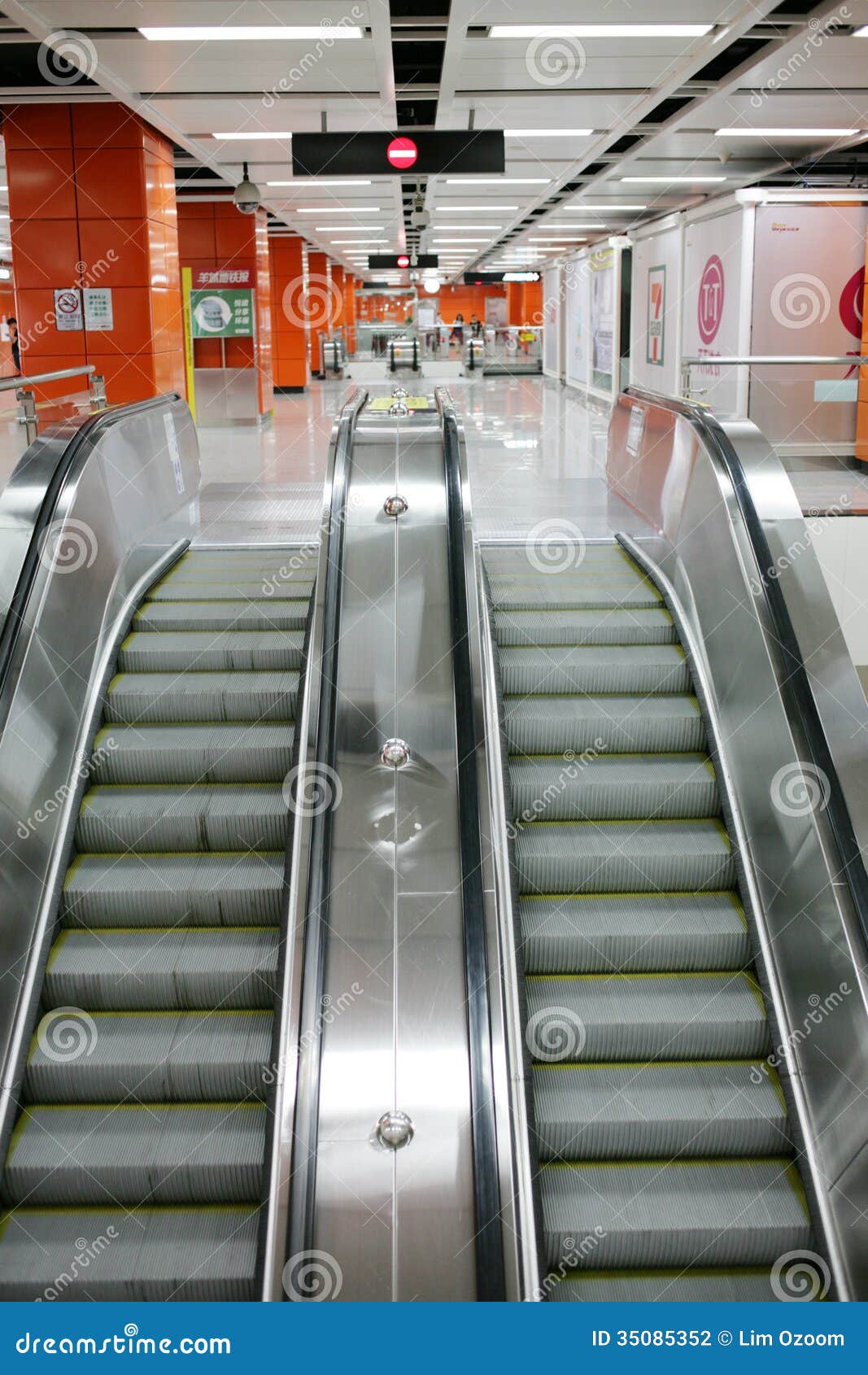 Escada rolante fotografia editorial. Imagem de escalator - 35085352