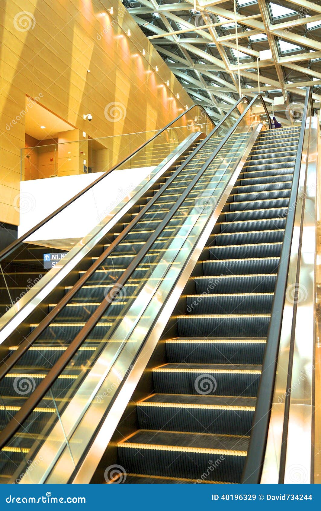 Escada rolante imagem de stock. Imagem de escalator, elegância - 40196329